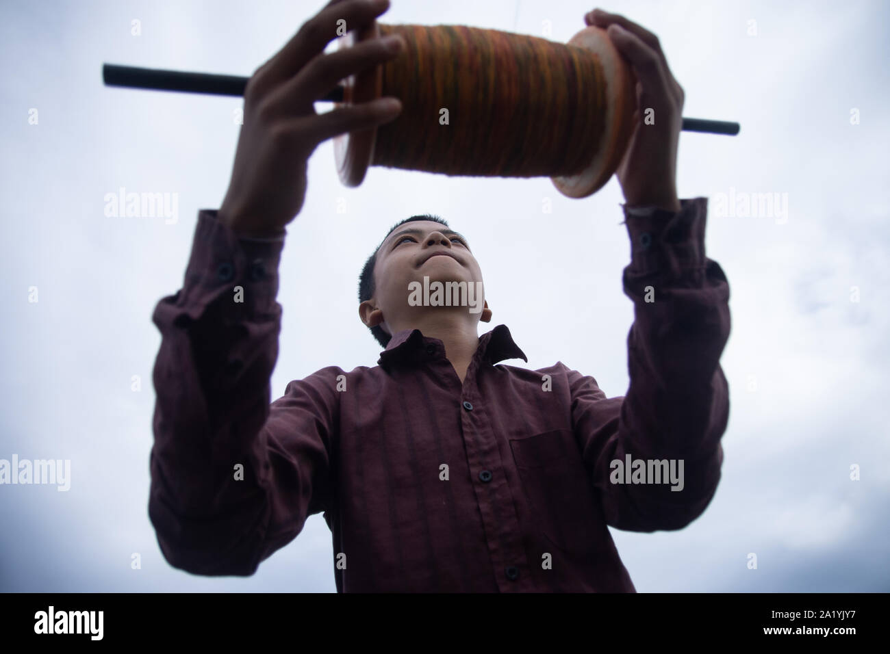 Kathmandu, Nepal. 29th Sep, 2019. A nepali boy is pictured flying kite ...