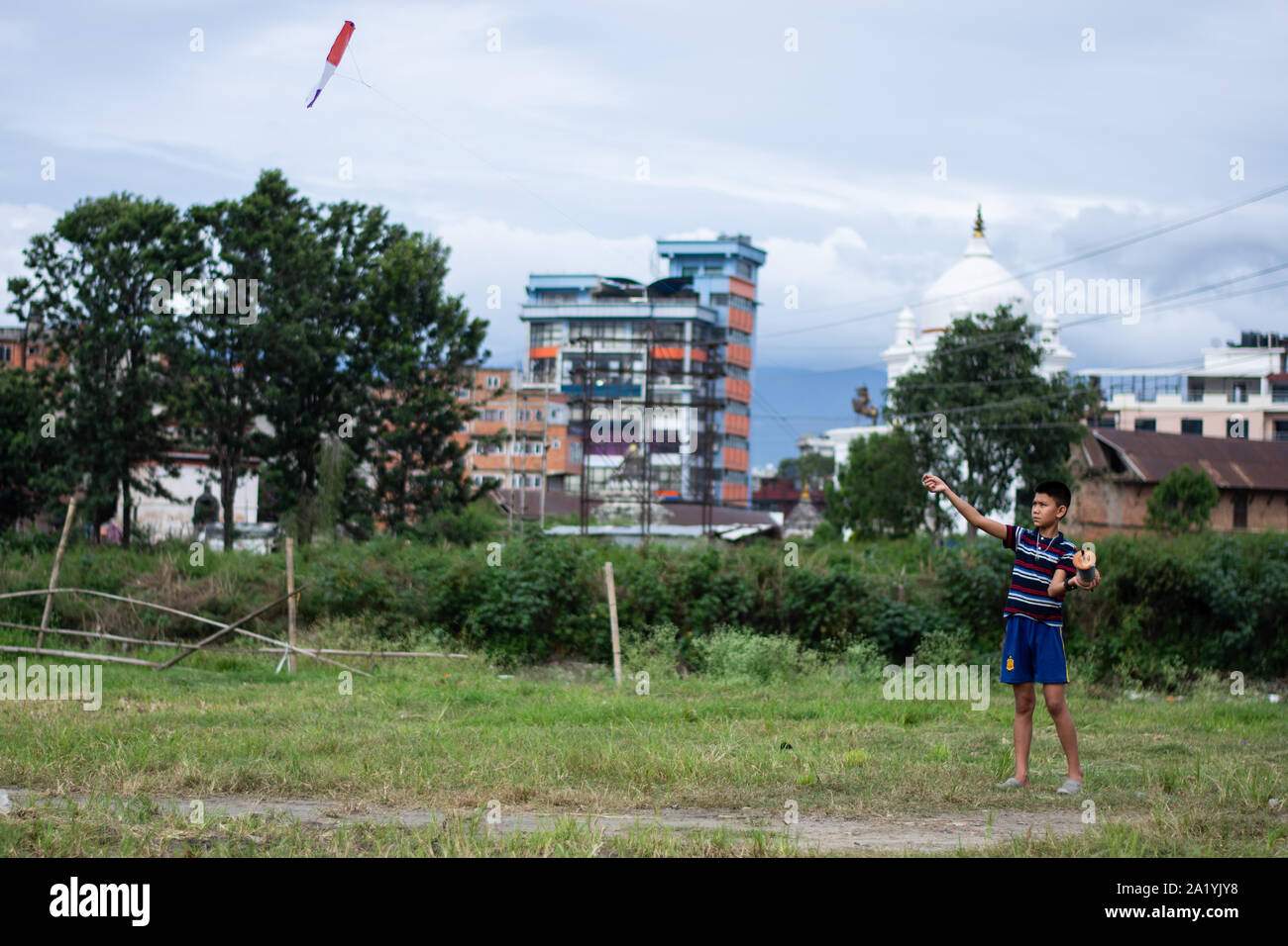 Kathmandu, Nepal. 29th Sep, 2019. A nepalese boy is fly a kite in an ...