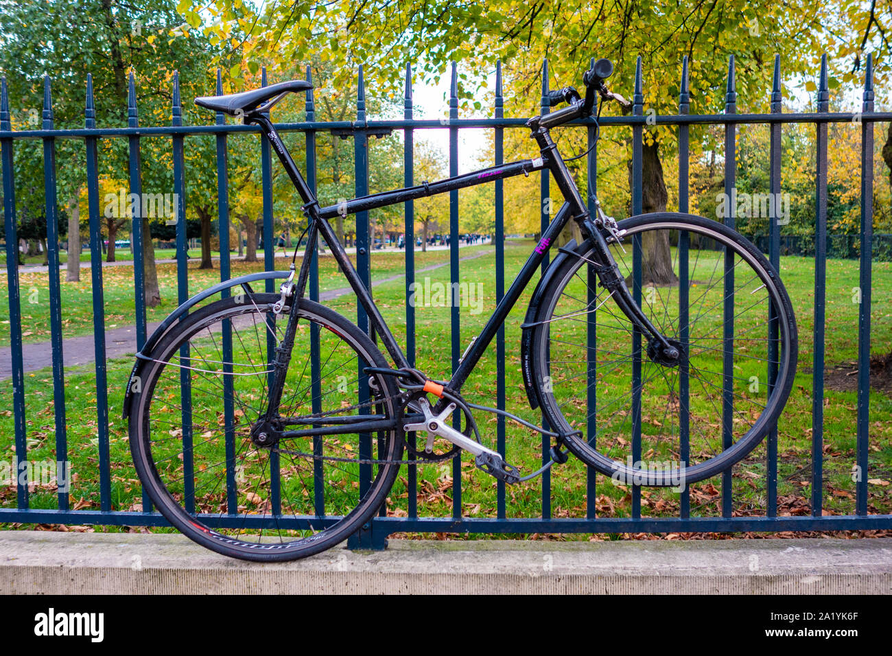 cycle chained to railings Stock Photo - Alamy
