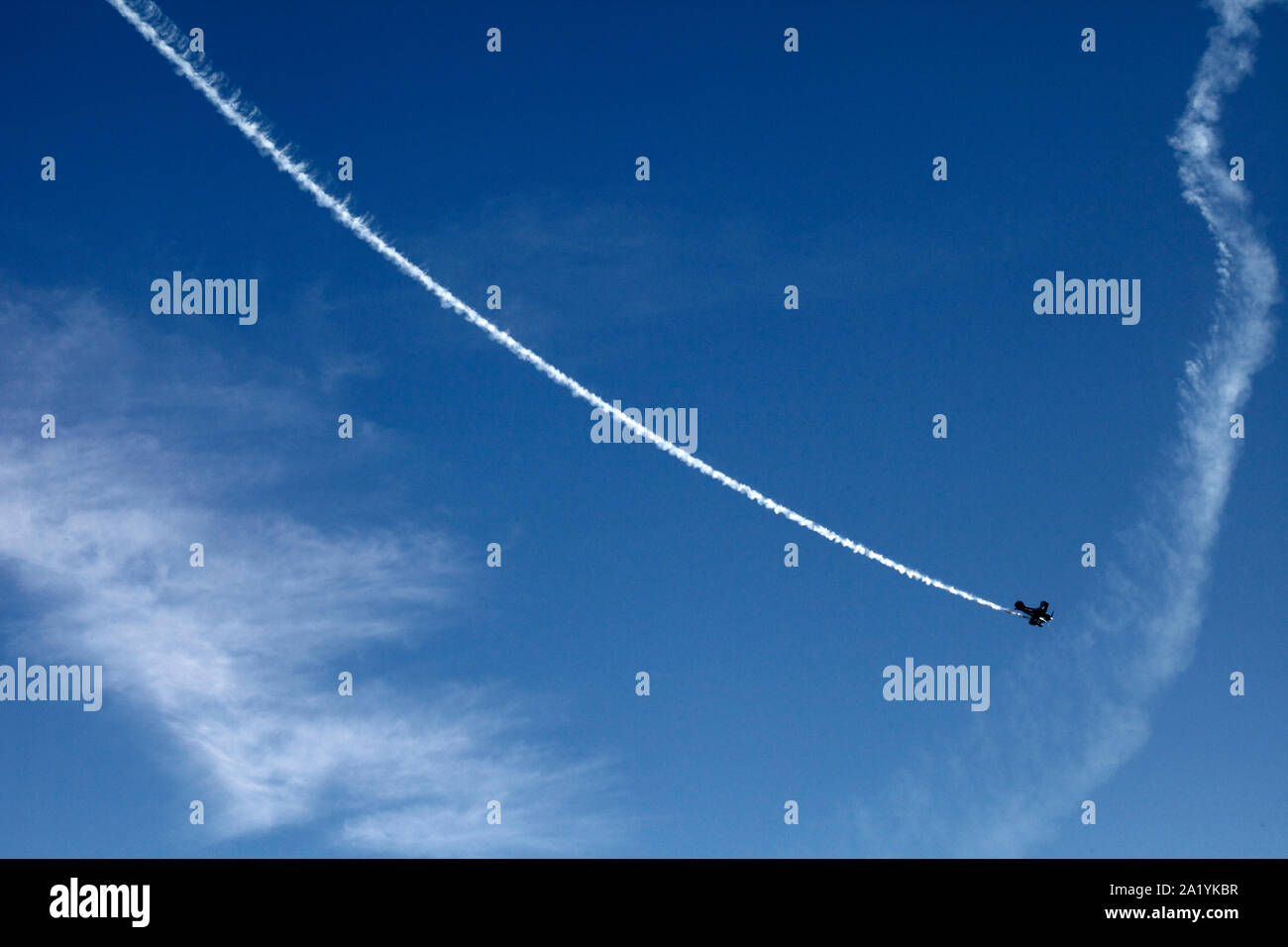 Airplane smoke trail hi-res stock photography and images - Alamy