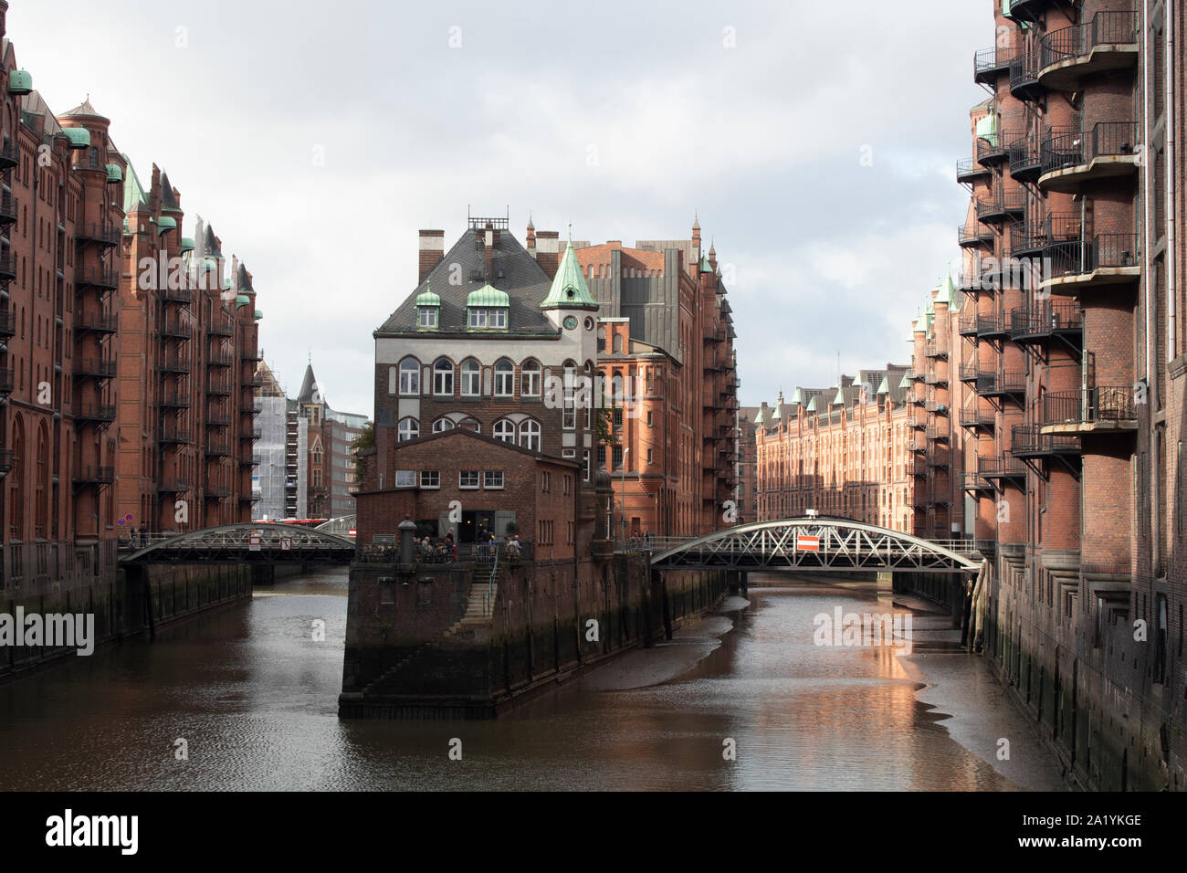 Warehouses lining hi-res stock photography and images - Alamy