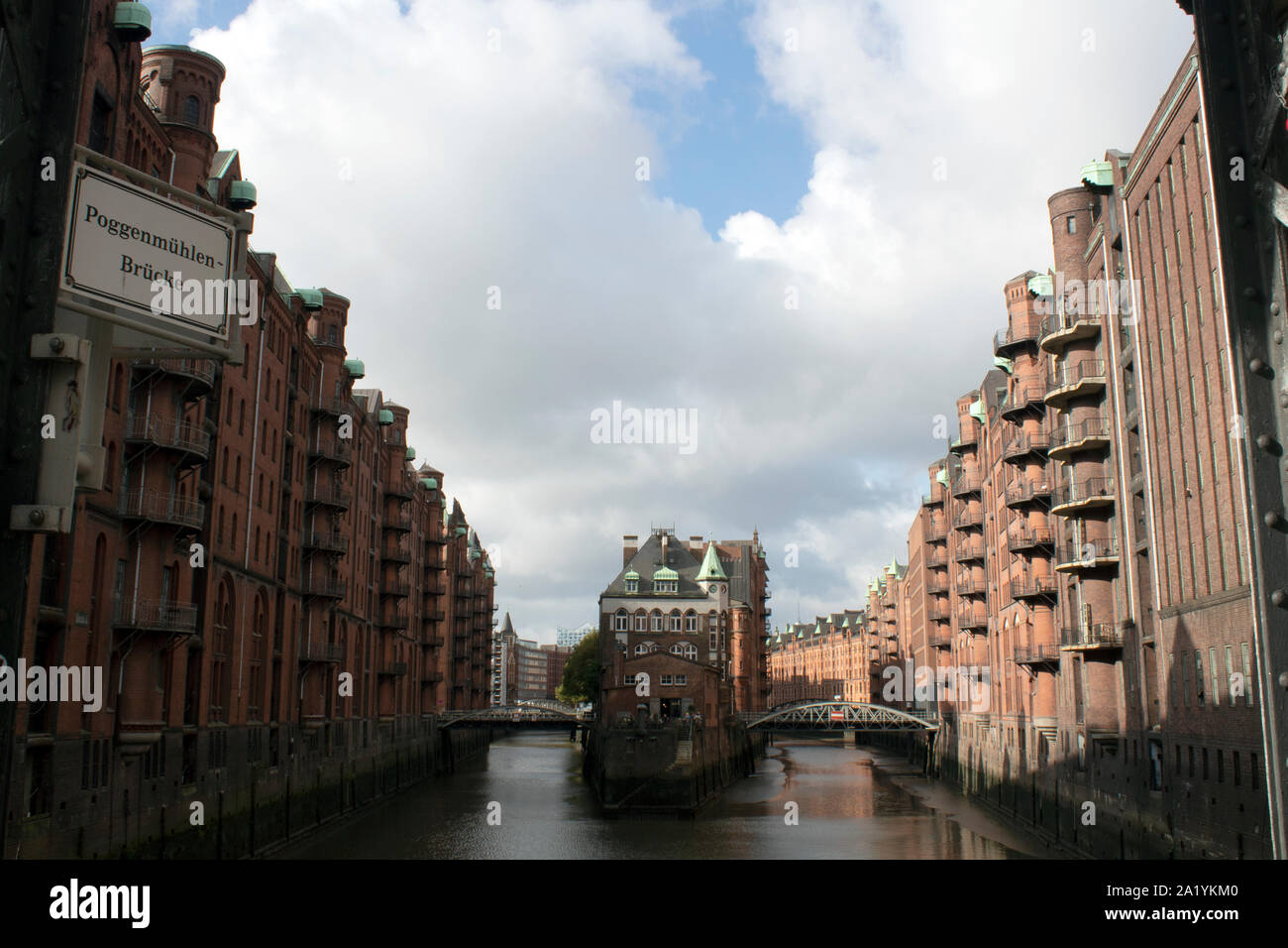 Warehouses lining hi-res stock photography and images - Alamy