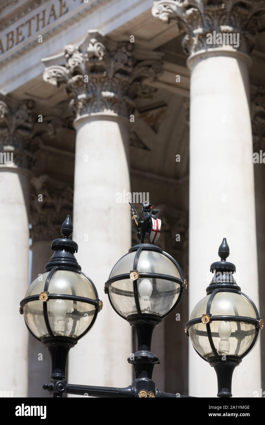 City of london columns and lamp hi-res stock photography and images - Alamy