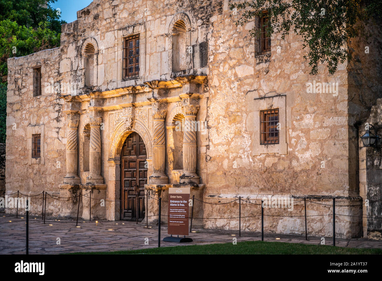The iconic facade of the Alamo Mission, San Antonio, Texas Stock Photo ...
