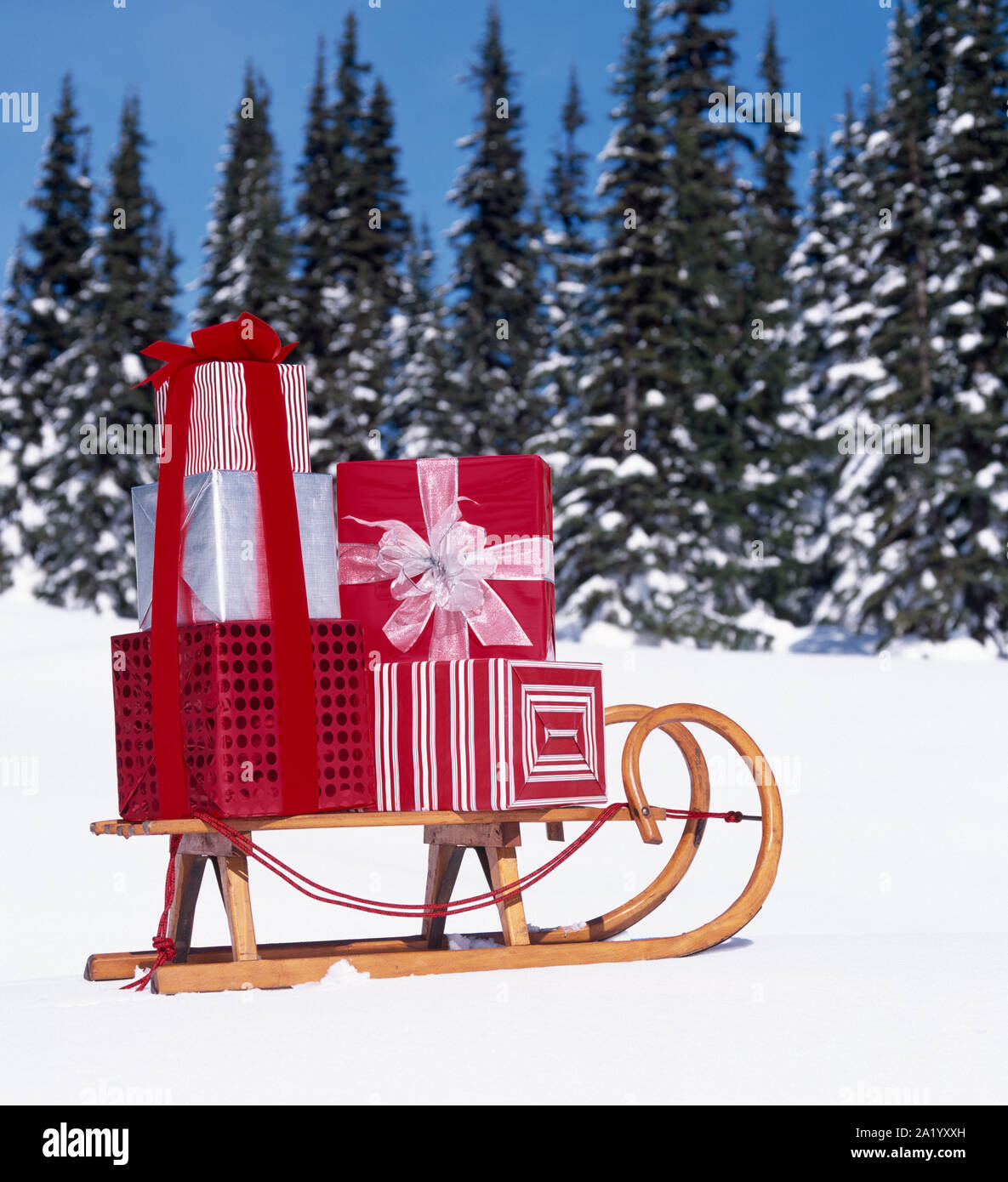 Old fashioned sled hi-res stock photography and images - Alamy