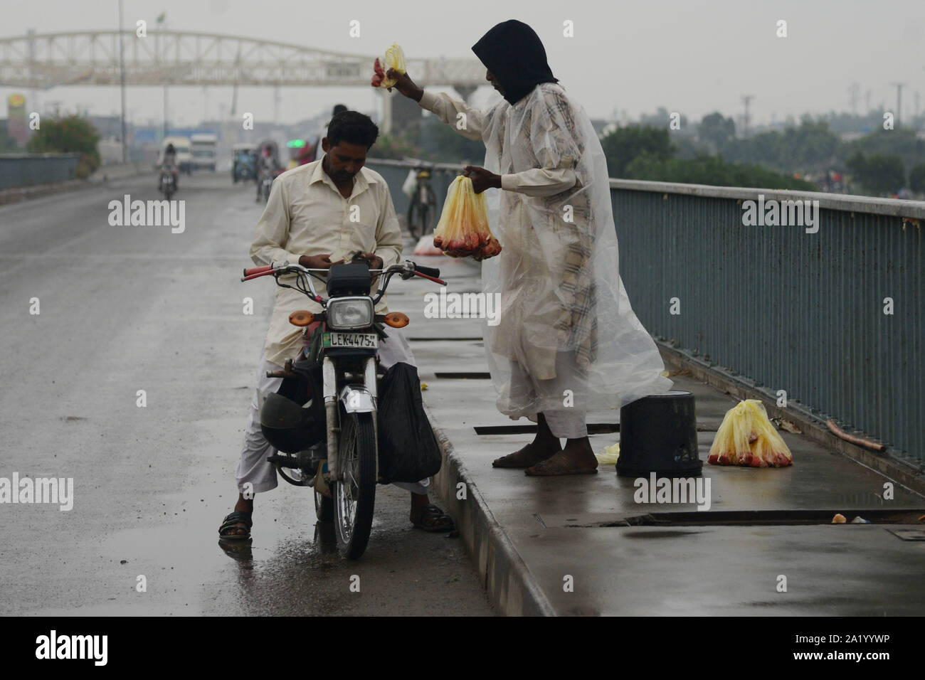 Lahore, Pakistan. 29th Sep, 2019. Pakistani workers busy in their ...