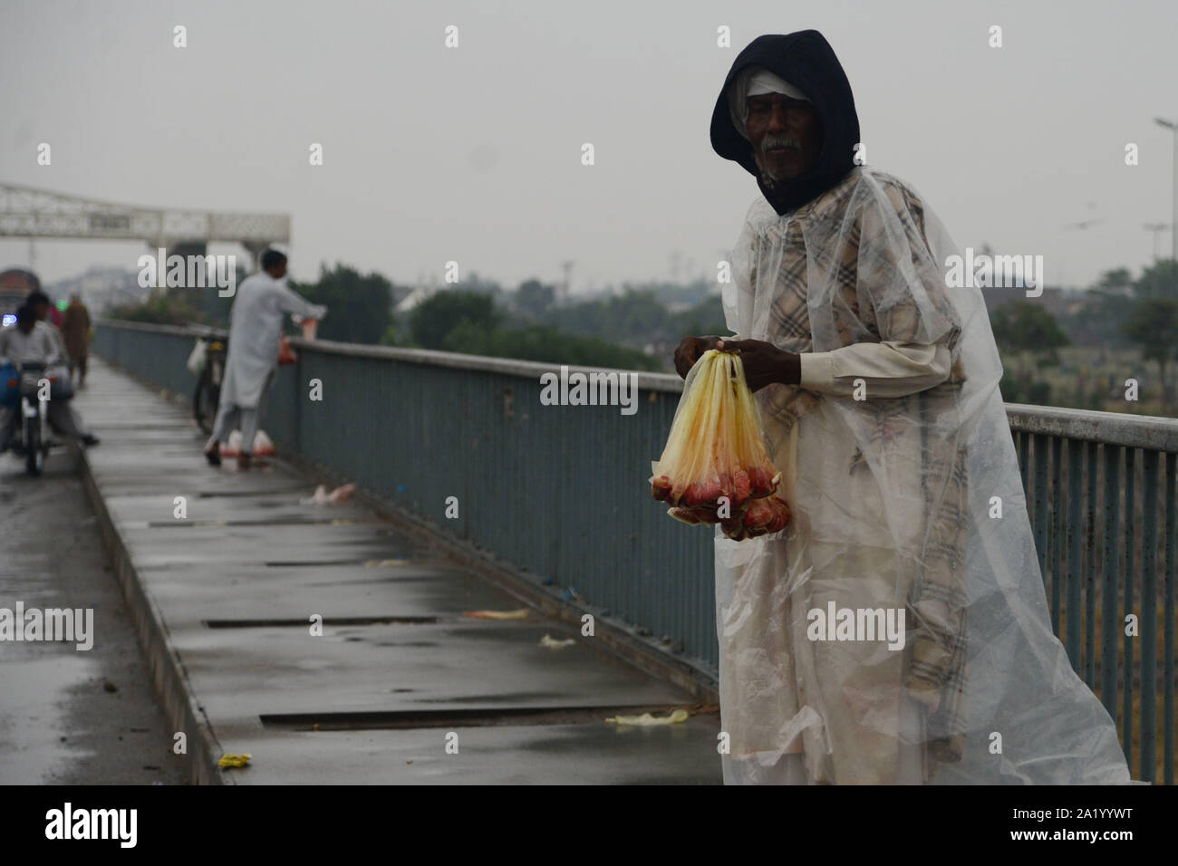 Lahore, Pakistan. 29th Sep, 2019. Pakistani workers busy in their ...