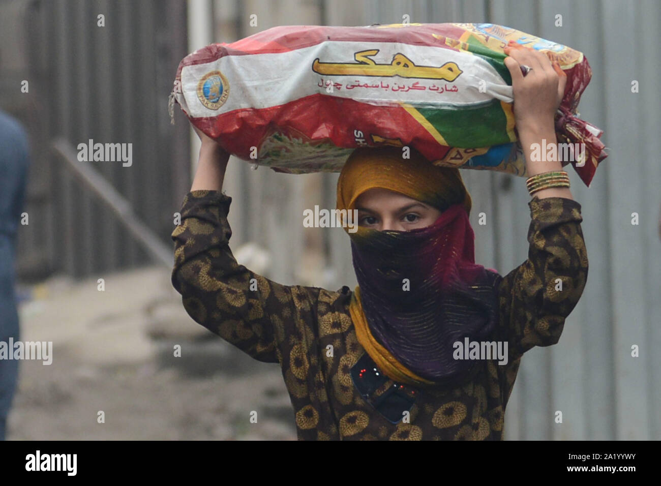 Lahore, Pakistan. 29th Sep, 2019. Pakistani workers busy in their ...