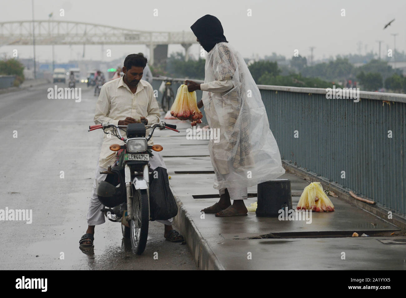 Lahore, Pakistan. 29th Sep, 2019. Pakistani workers busy in their ...
