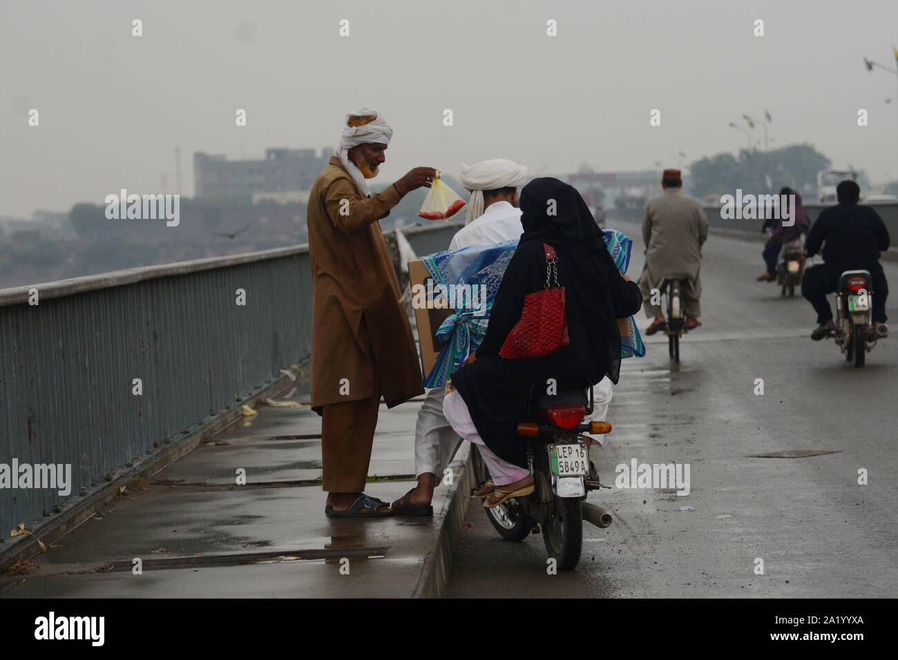 Lahore, Pakistan. 29th Sep, 2019. Pakistani workers busy in their ...