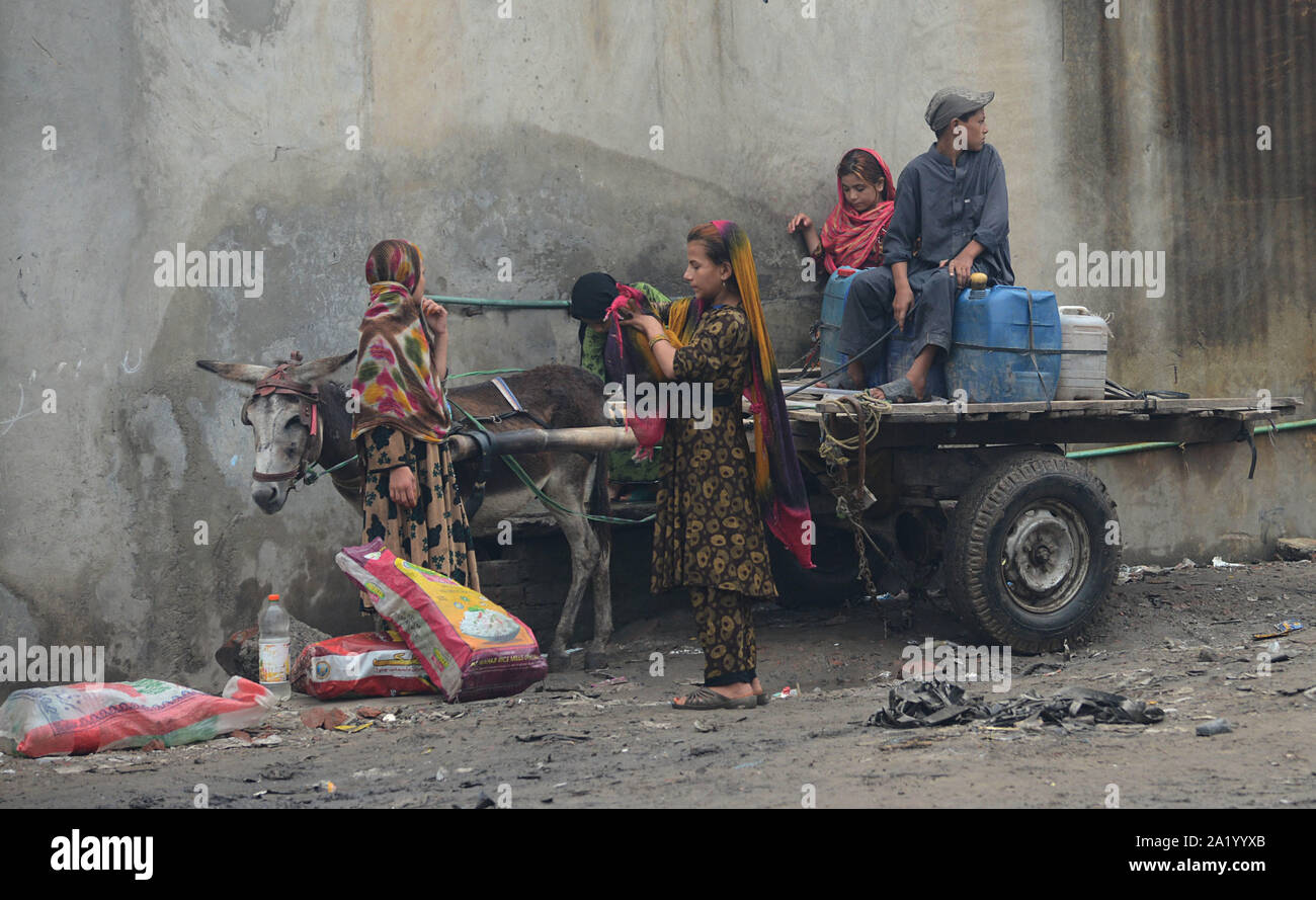 Lahore, Pakistan. 29th Sep, 2019. Pakistani workers busy in their ...