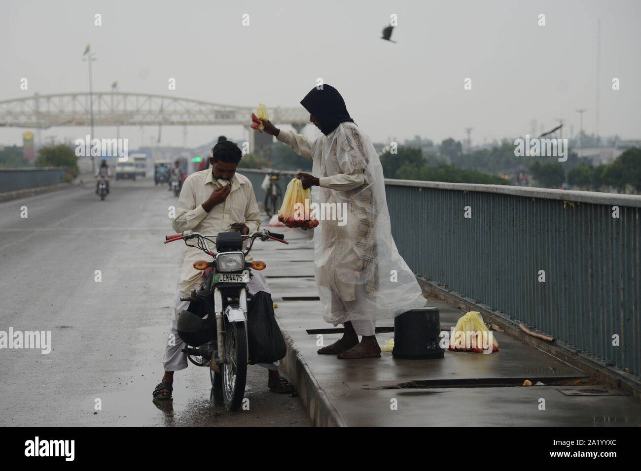 Lahore, Pakistan. 29th Sep, 2019. Pakistani workers busy in their ...