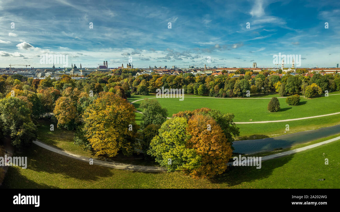 Autumn colors at the Englischer Garten of Munich, beautiful fall in a ...