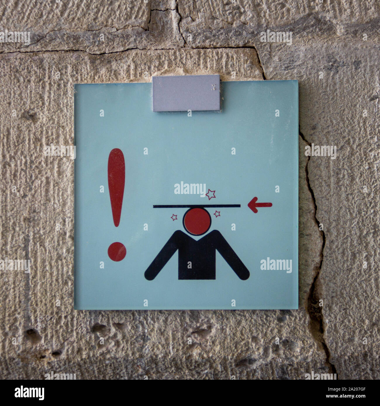 Sign warning of possible head injury due to a low ceiling or doorway ...