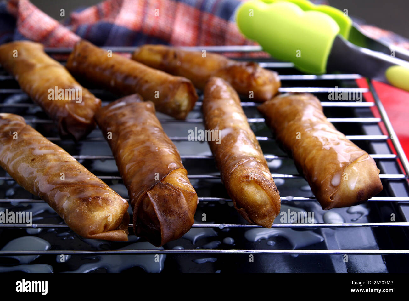 Photo freshly cooked Filipino snack called Turon or fried saba banana ...