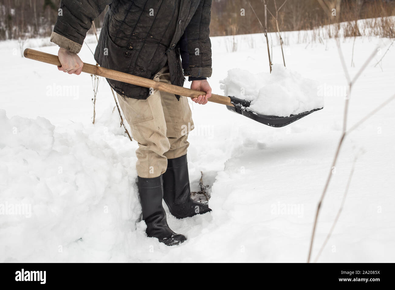 Using a spade hi-res stock photography and images - Alamy
