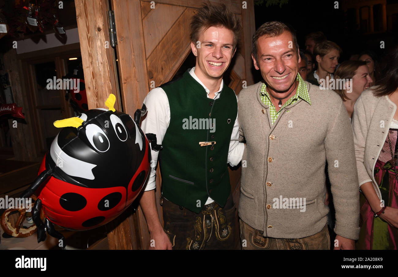 Munich, Germany. 29th Sep, 2019. Ski jumper Andreas Wellinger (l ...