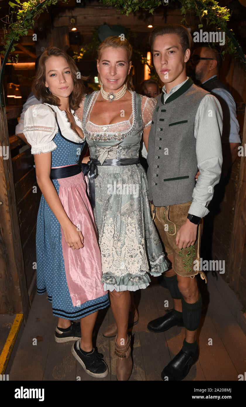Munich, Germany. 29th Sep, 2019. DJaine Giulia Siegel (m) celebrates ...