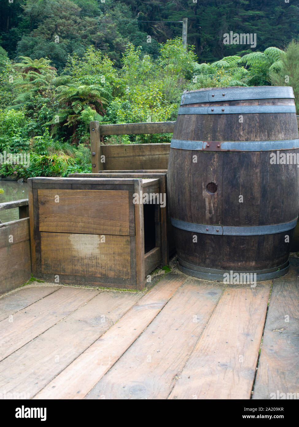 Wooden Wine Barrel And Crate Stock Photo - Alamy