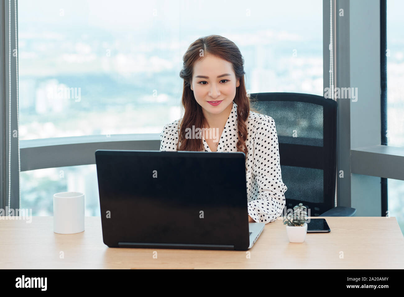 Lady sitting at desk hi-res stock photography and images - Alamy