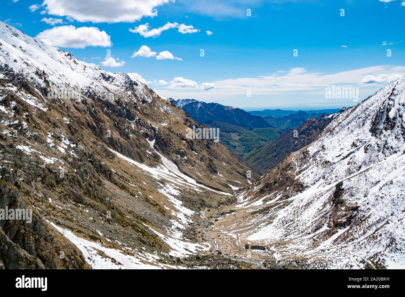Alpine valley hi-res stock photography and images - Alamy