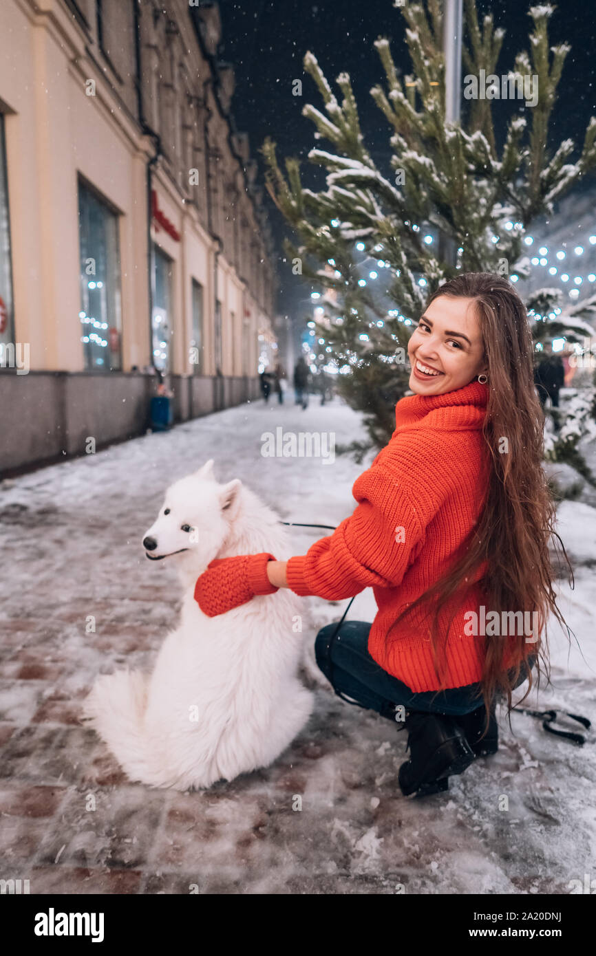 Pretty female model crouched down hi-res stock photography and images ...