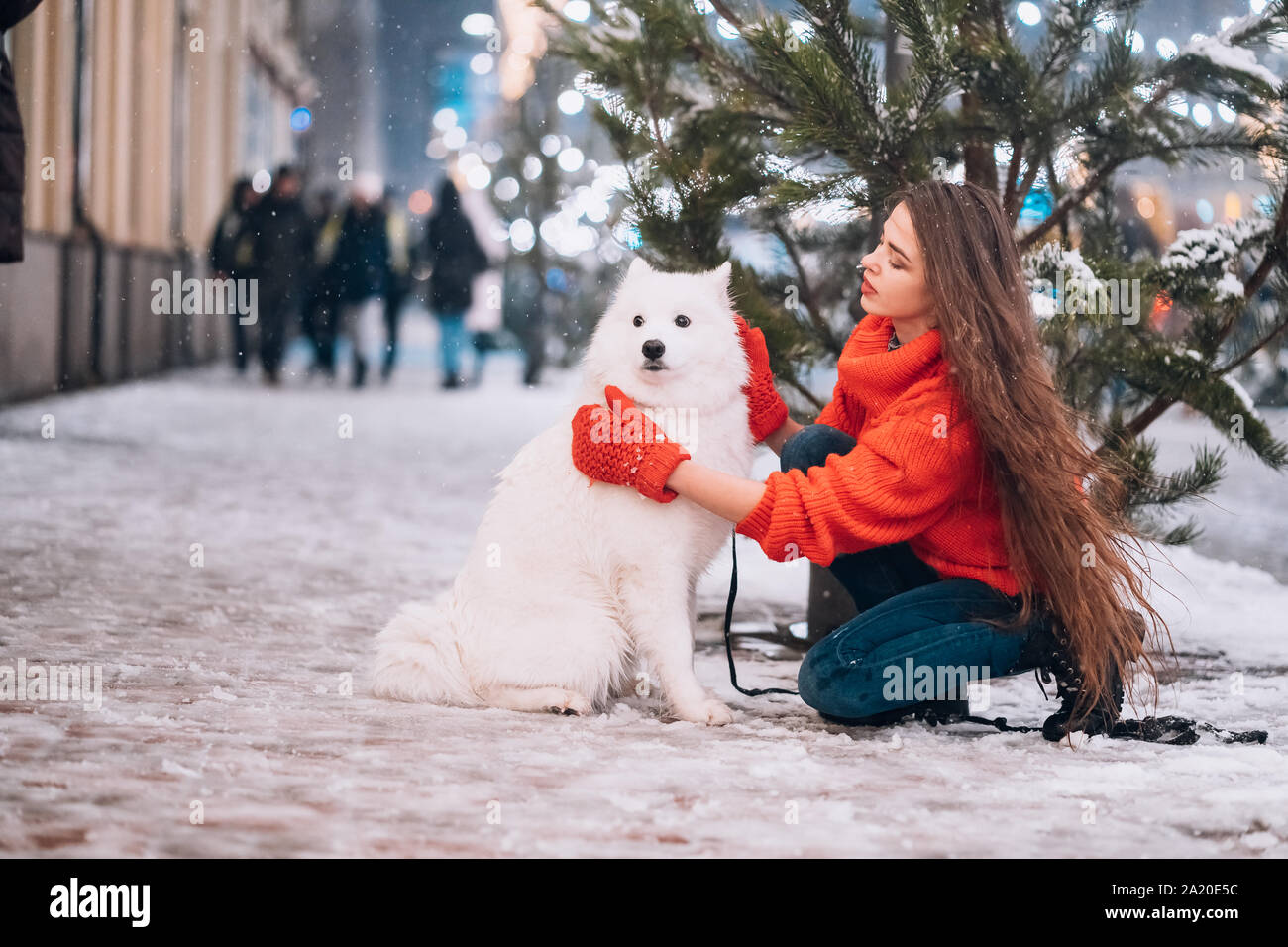 Pretty female model crouched down hi-res stock photography and images ...