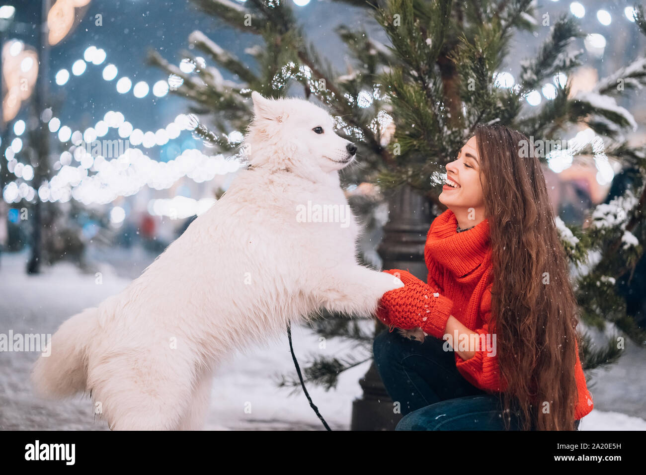 Pretty female model crouched down hi-res stock photography and images ...