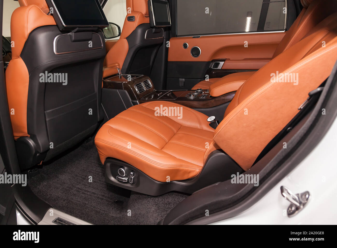 Monitor range rover hi-res stock photography and images - Alamy