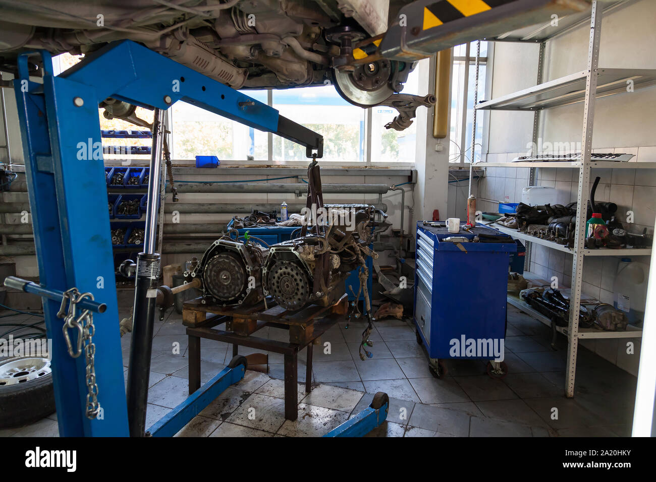 Workshop car lift table hi-res stock photography and images - Alamy