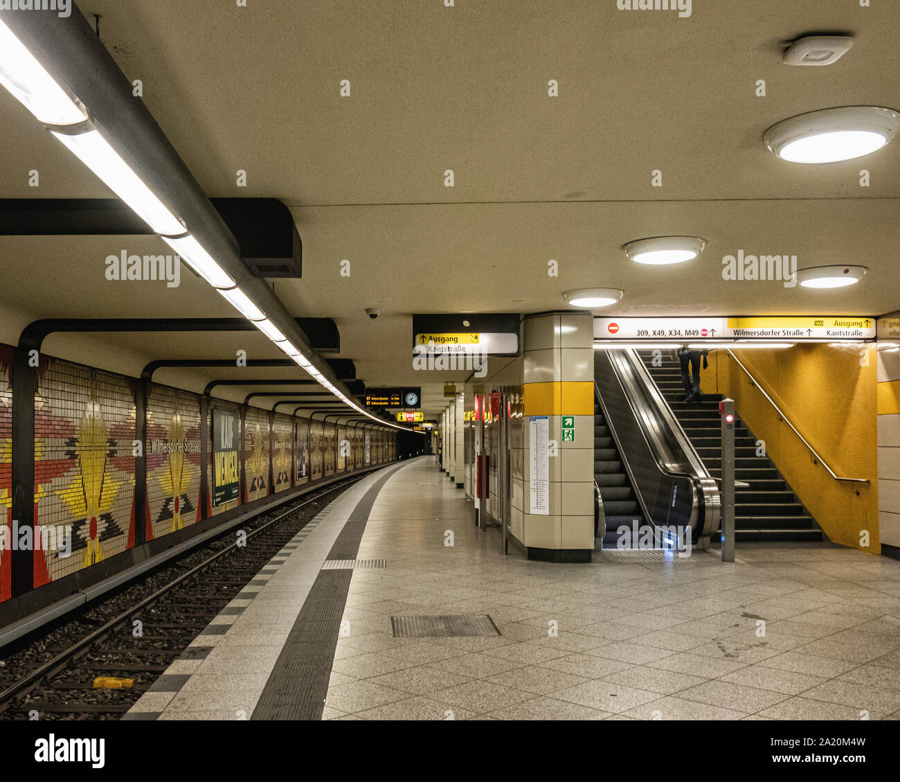 U 7 line station hi-res stock photography and images - Alamy