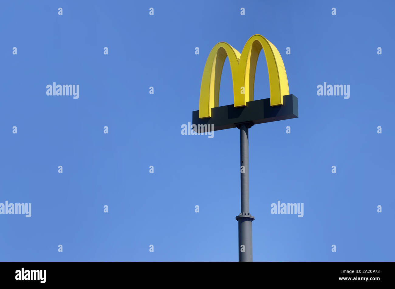 Mcdonalds logo on blue sky hi-res stock photography and images - Alamy