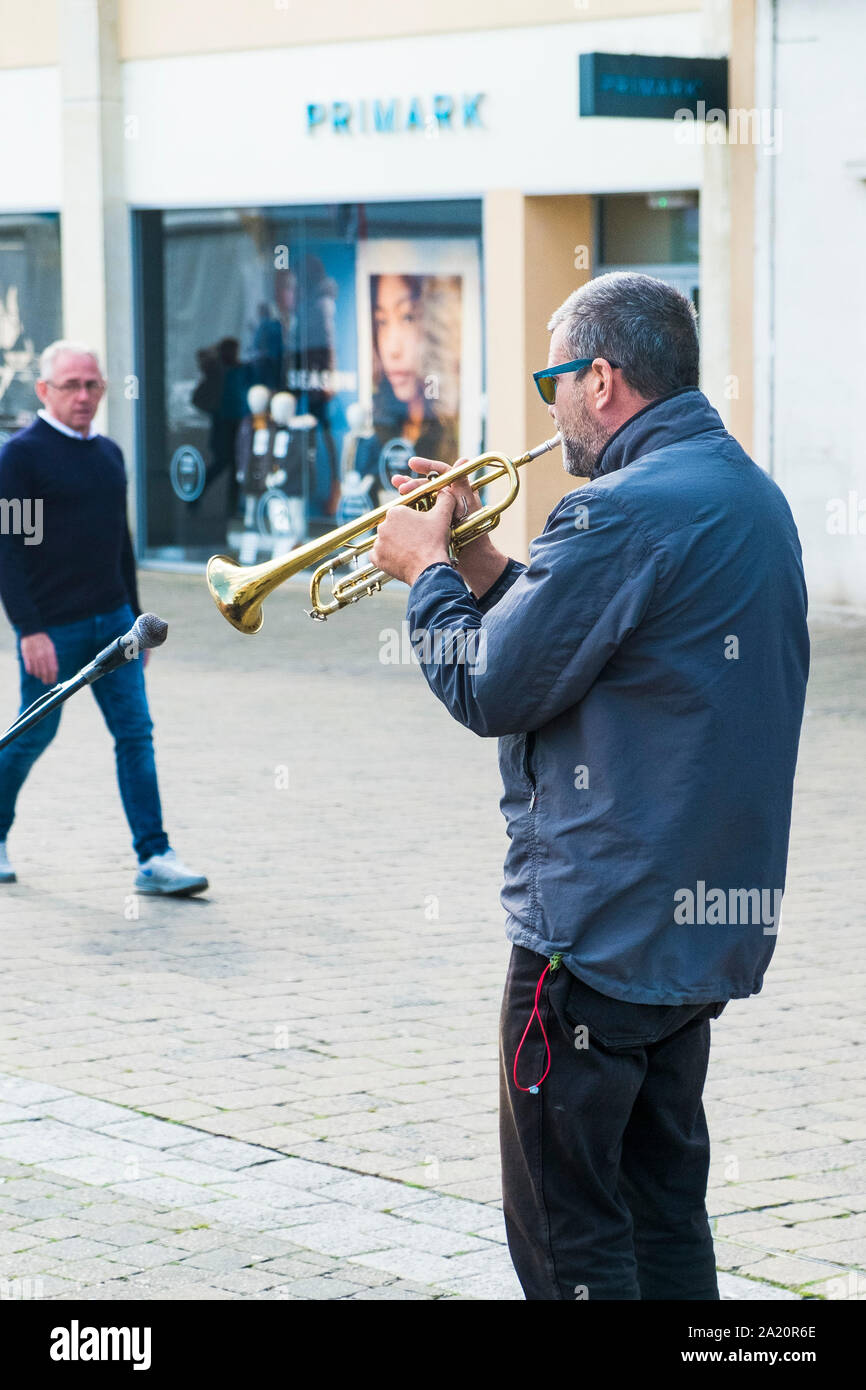 Street performer playing trumpet in hi-res stock photography and images ...