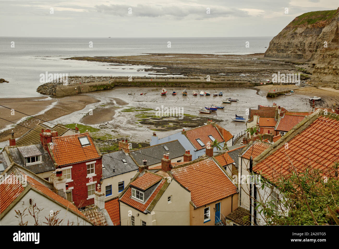Harbour cliffs hi-res stock photography and images - Alamy