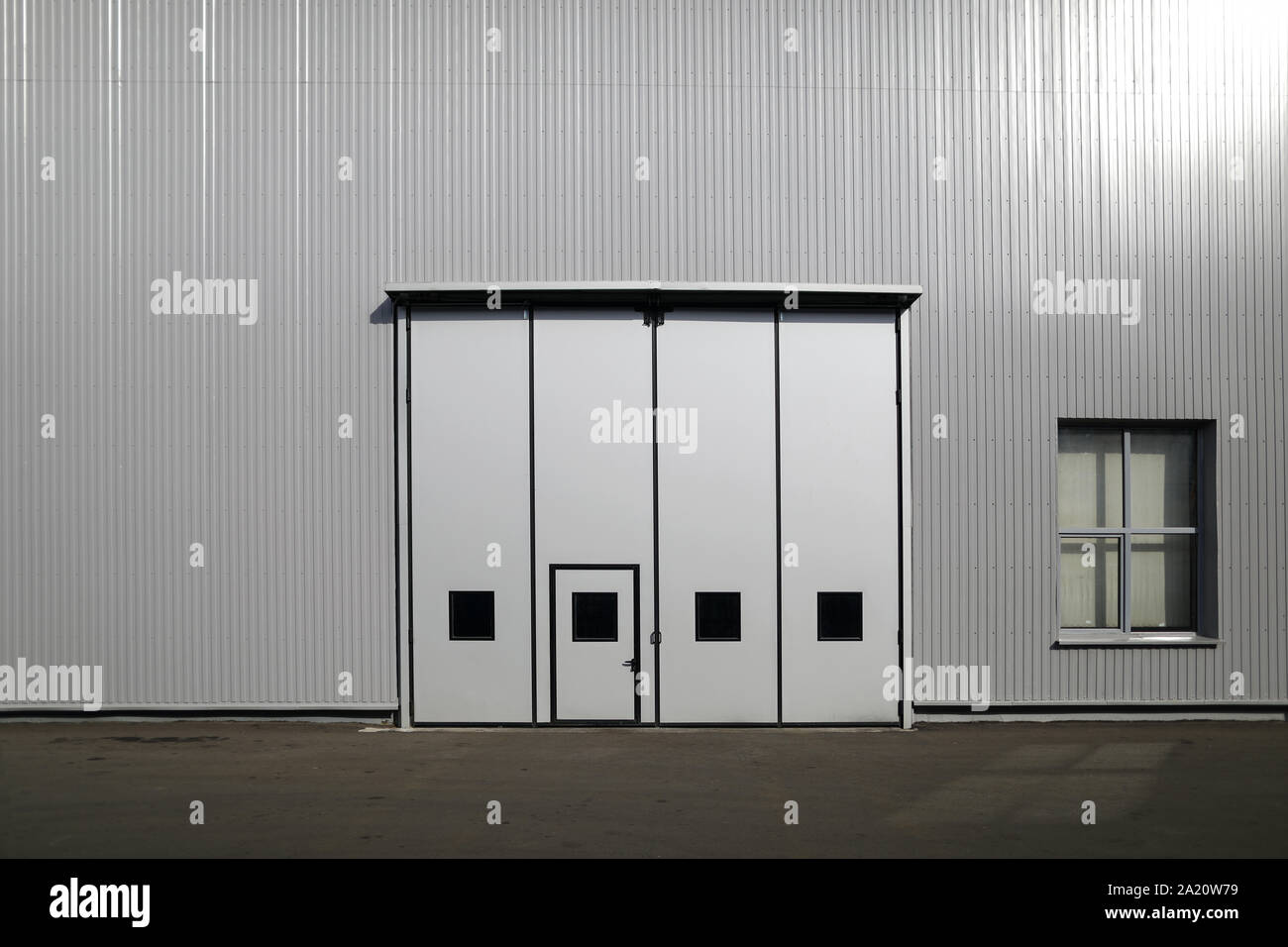 Logistic warehouse gates hi-res stock photography and images - Alamy