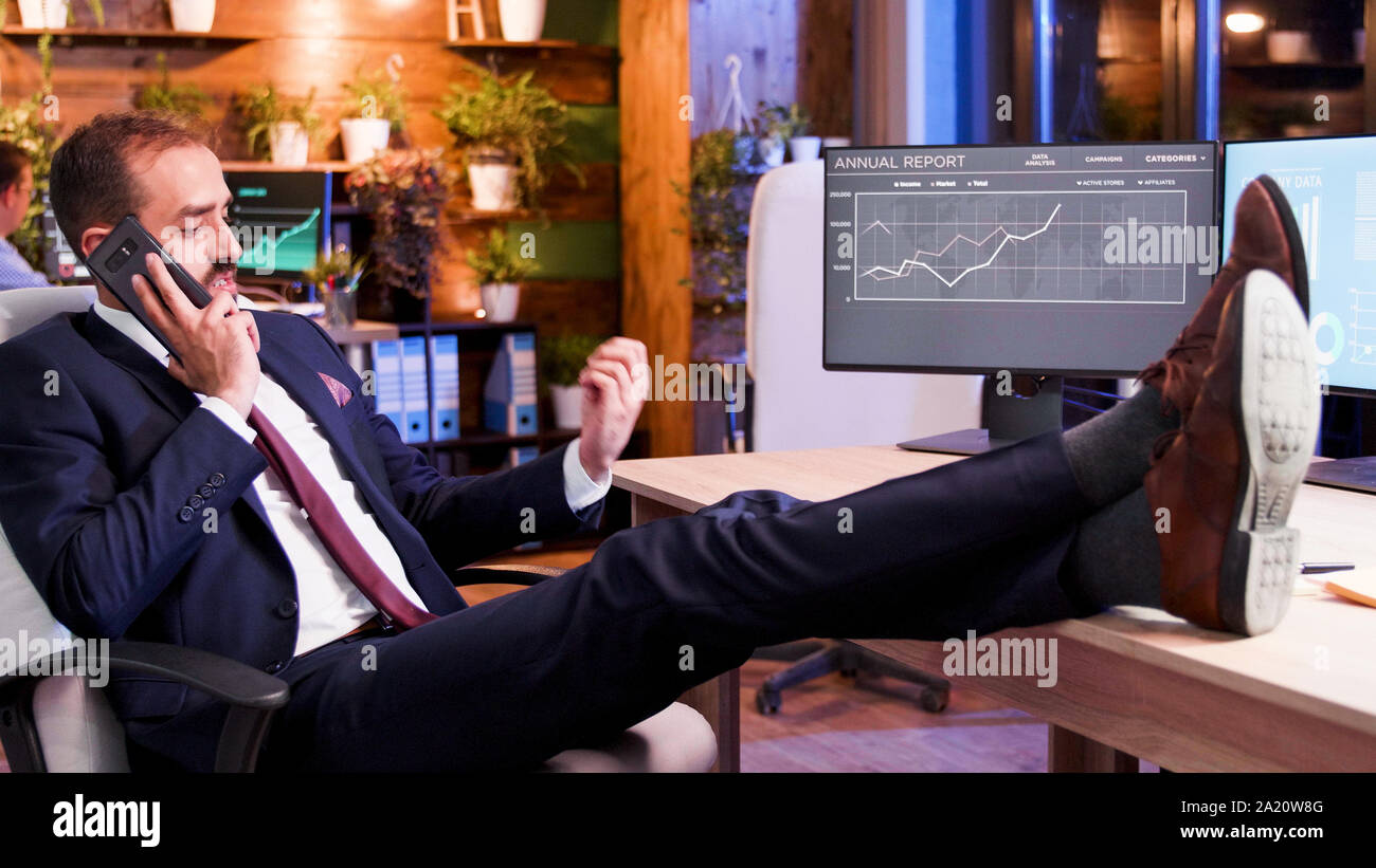 Man telephone office feet desk hi-res stock photography and images - Alamy
