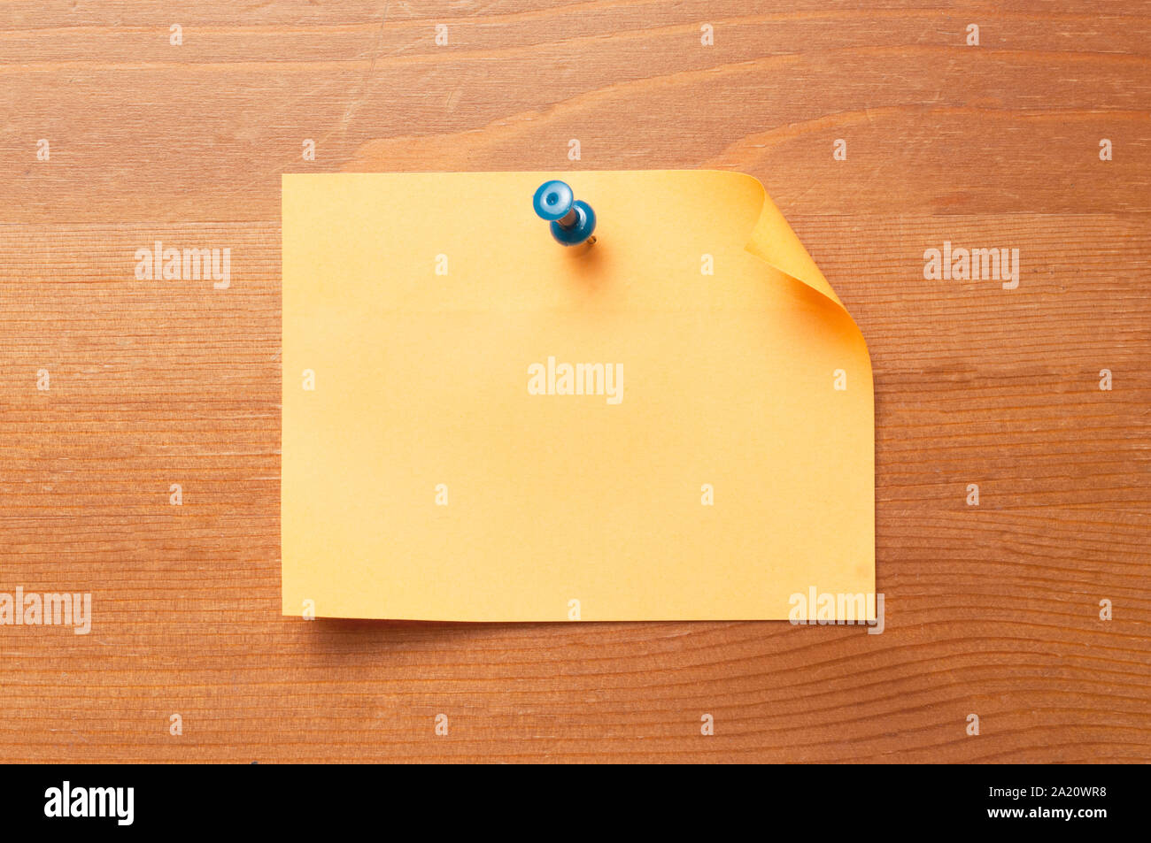 Paper memo attached to a wooden table with a blue thumbtack Stock Photo ...
