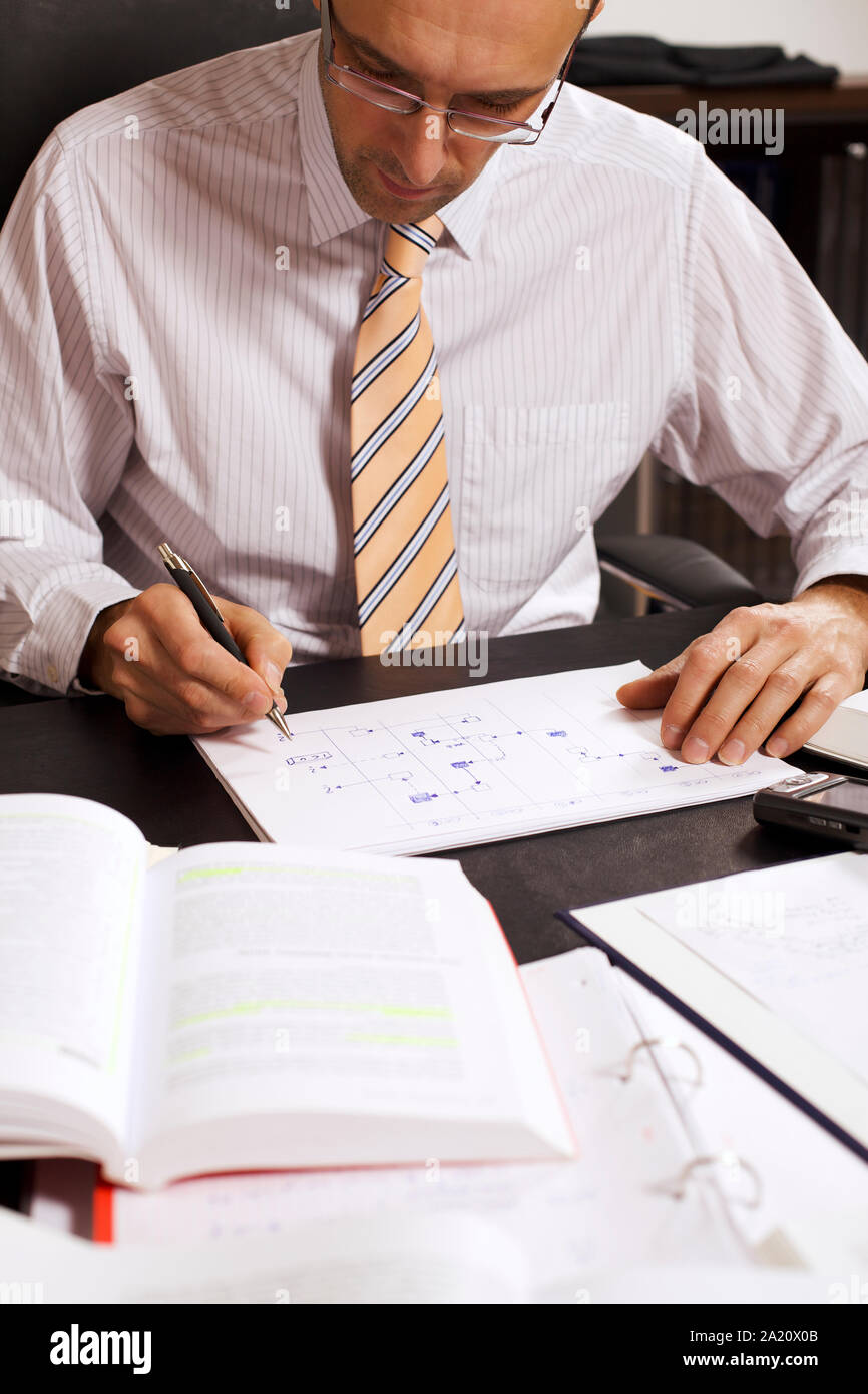 Businessman drawing a flow-chart, V2 Stock Photo - Alamy