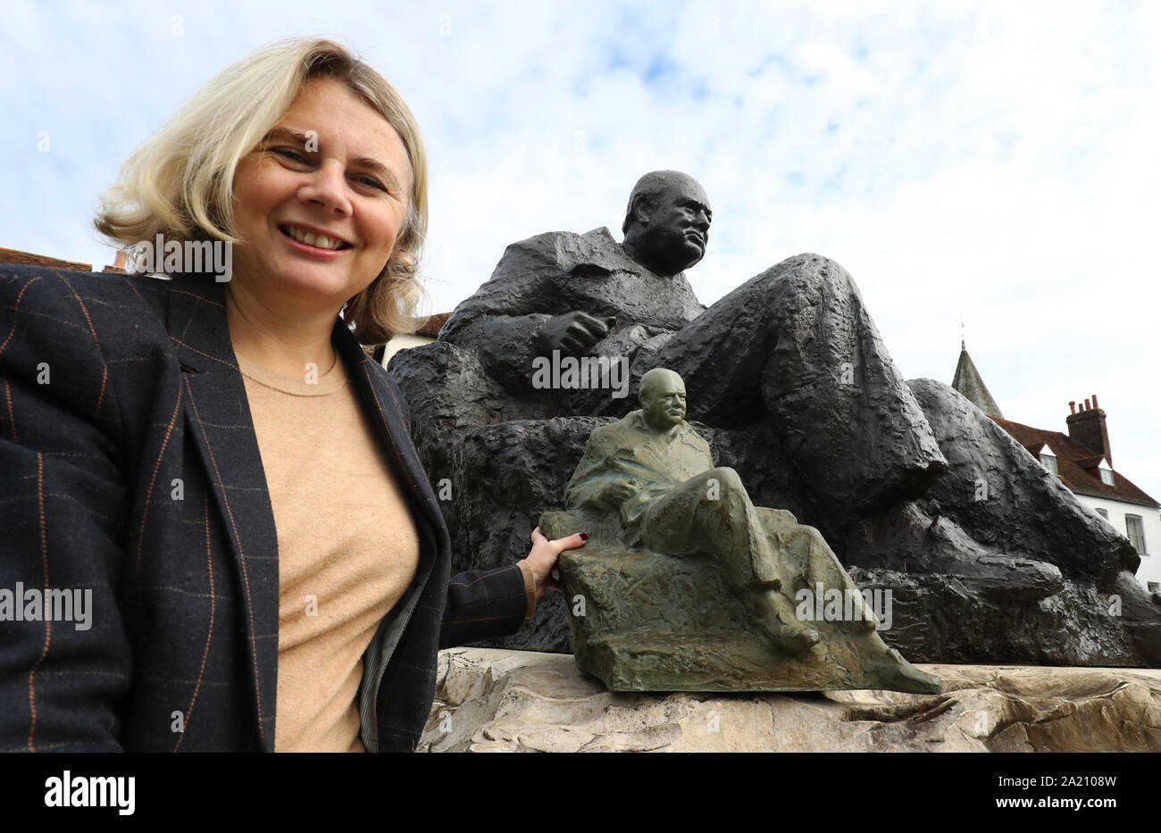 Auctioneer Catherine Southon with a model of the statue by Oscar Nemon ...