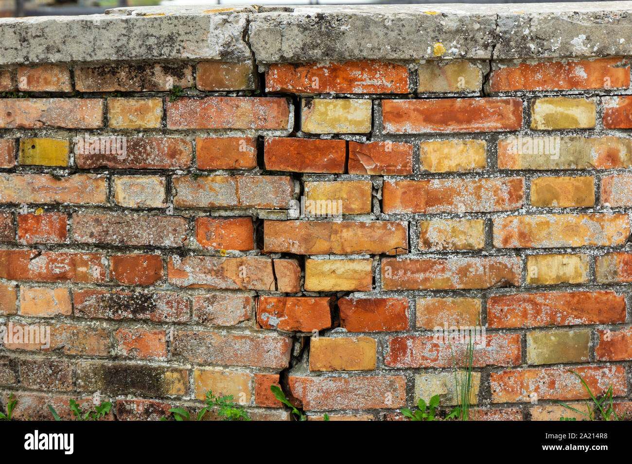 Broken brick wall Stock Photo - Alamy