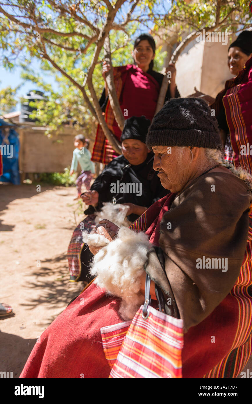 Indigenous women of bolivia hi-res stock photography and images - Alamy