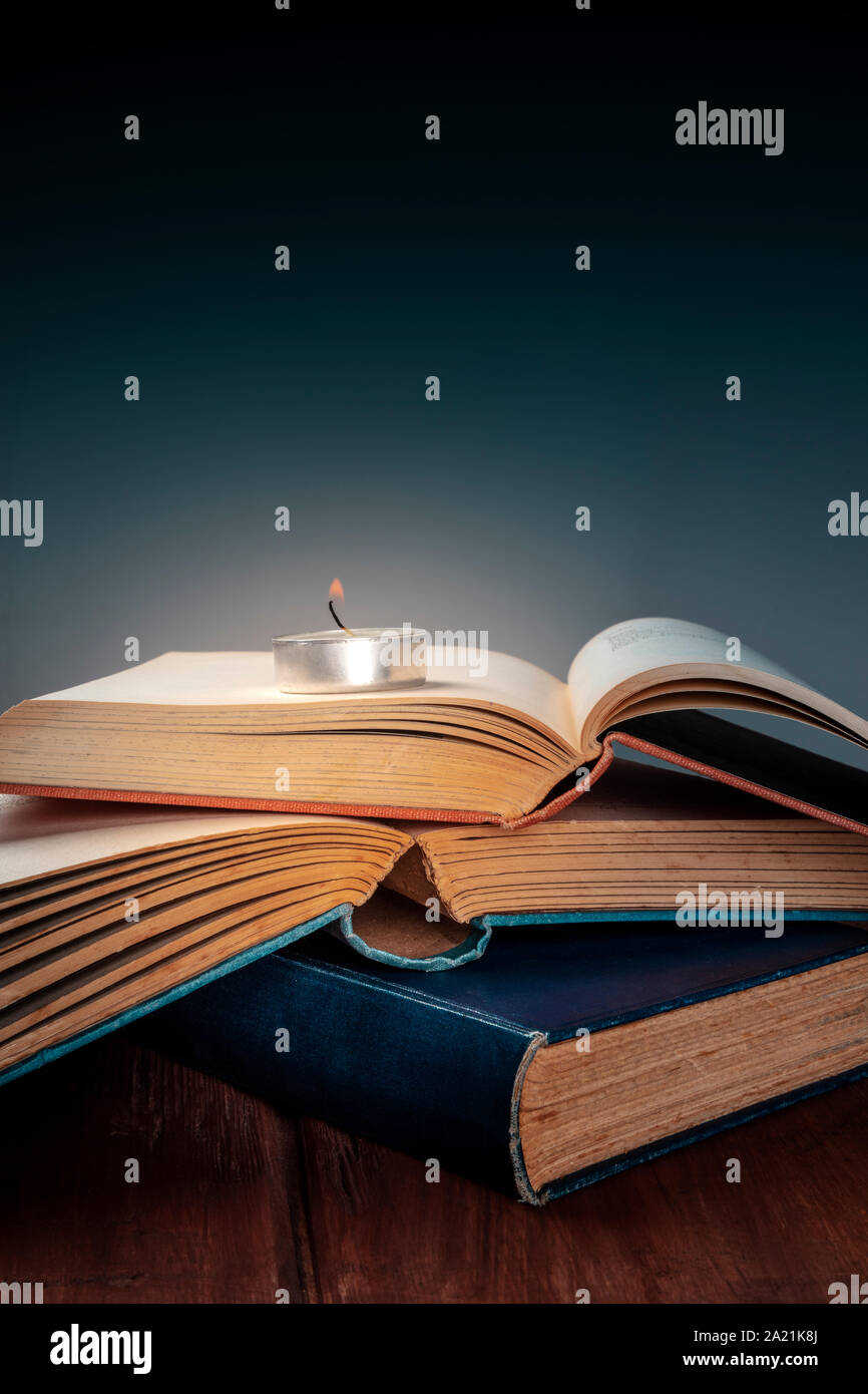 Burning a stack of books hi-res stock photography and images - Alamy