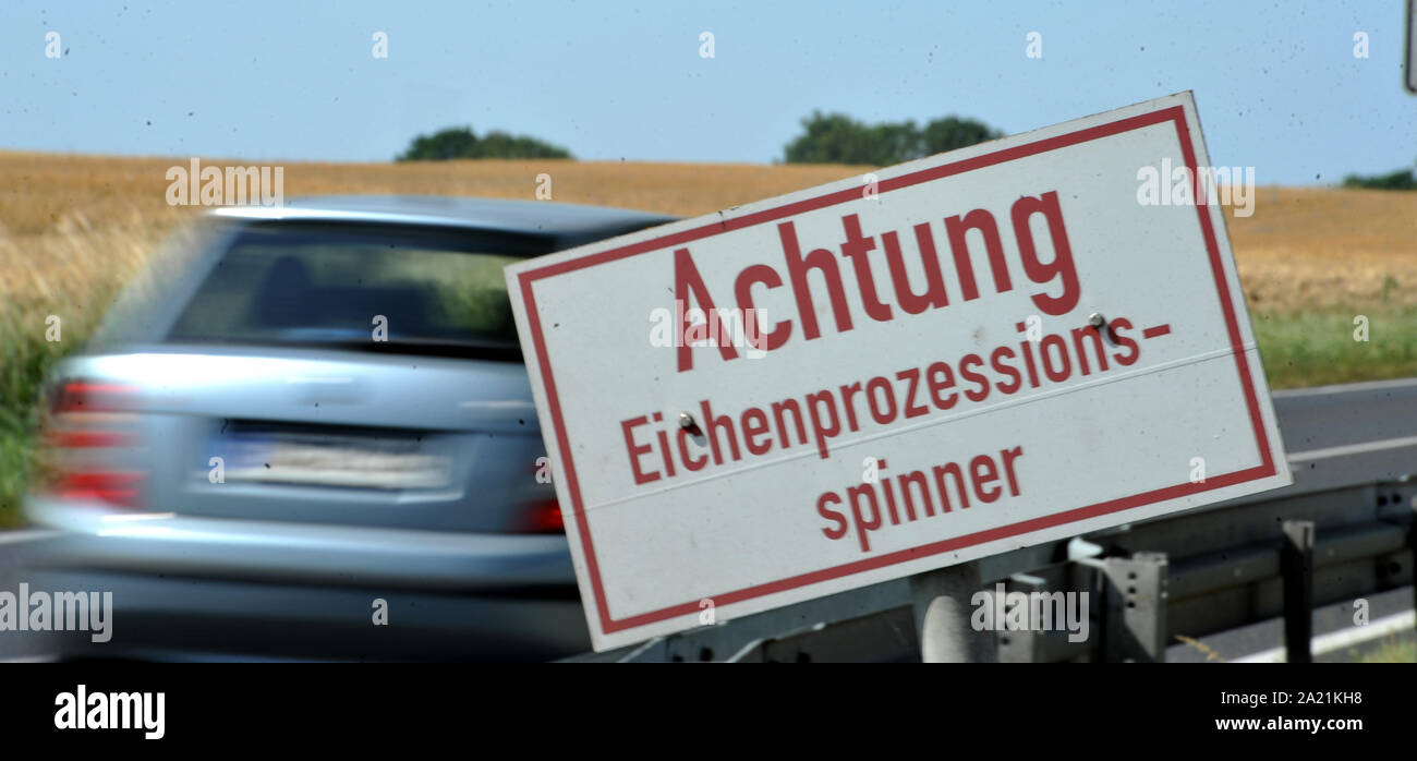 Oak processionary moth warning sign hi-res stock photography and images ...