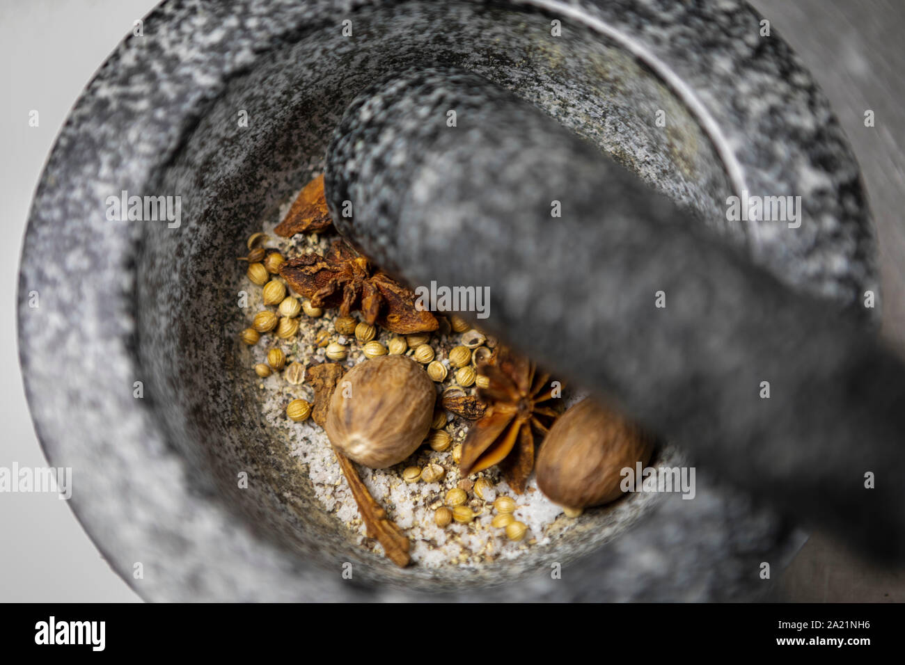 Crushing spices in pestle and mortar in kitchen Stock Photo - Alamy