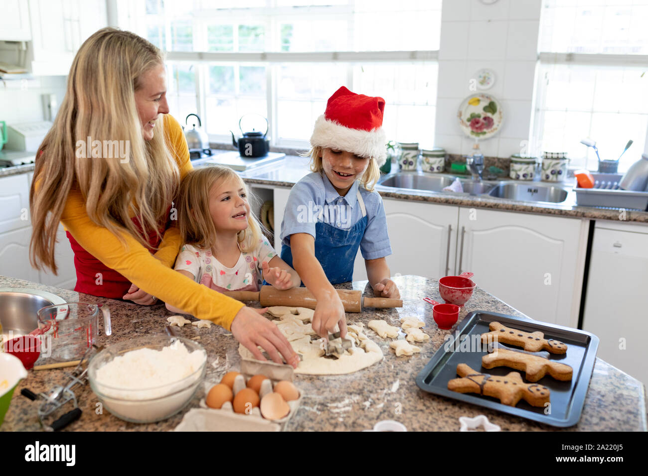 Family enjoying cookie making hi-res stock photography and images - Alamy
