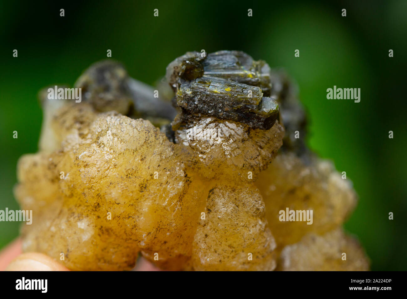 Epidote with quartz hi-res stock photography and images - Alamy