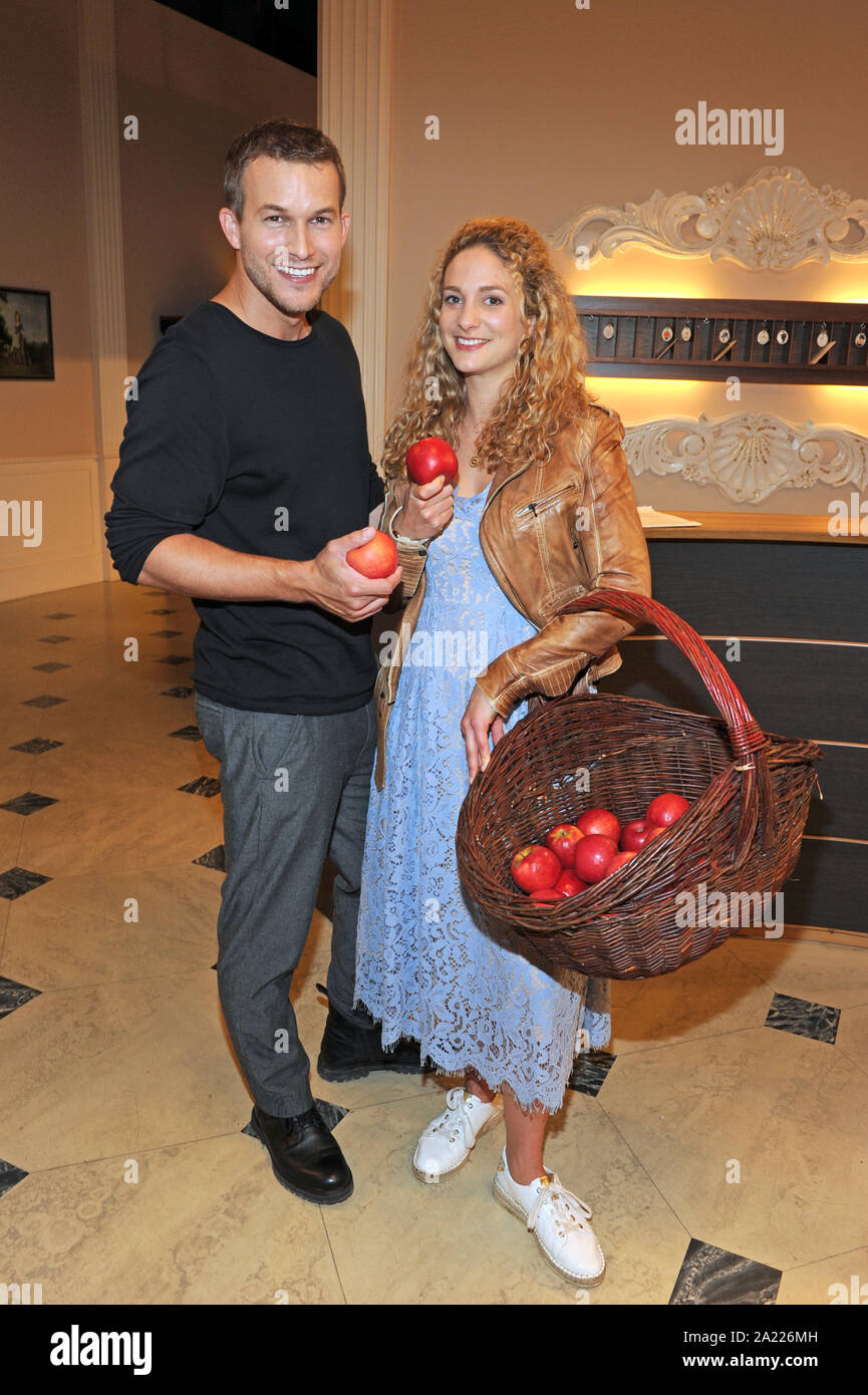 Munich, Germany. 30th Sep, 2019. The actors Lea Wegmann (role Franzi ...