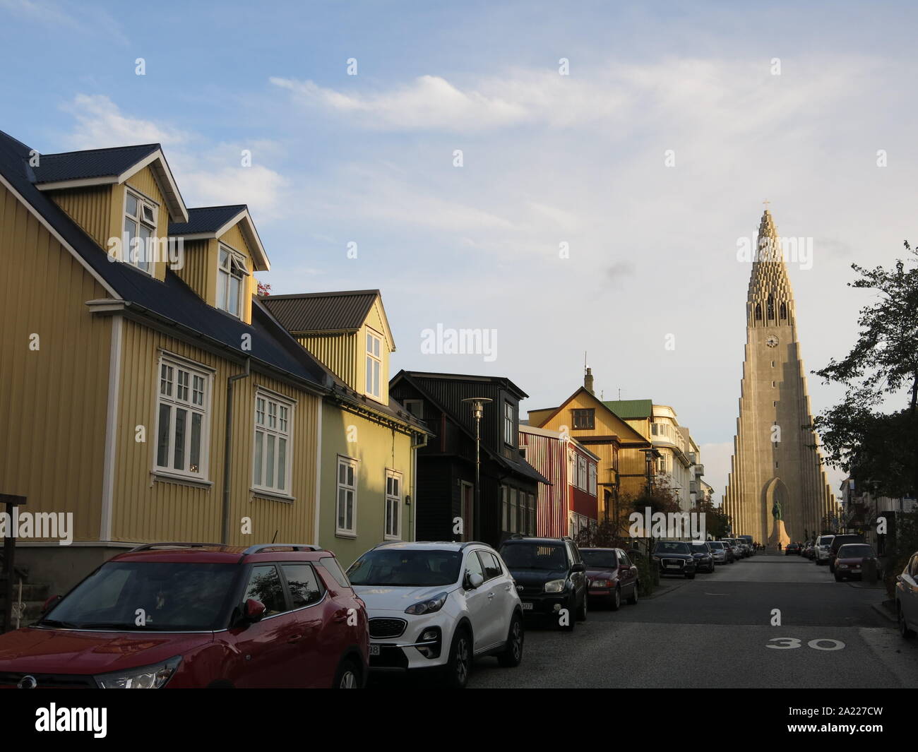 Dominating the Reykjavik skyline, the Lutheran church, Hallgrimskirkja ...