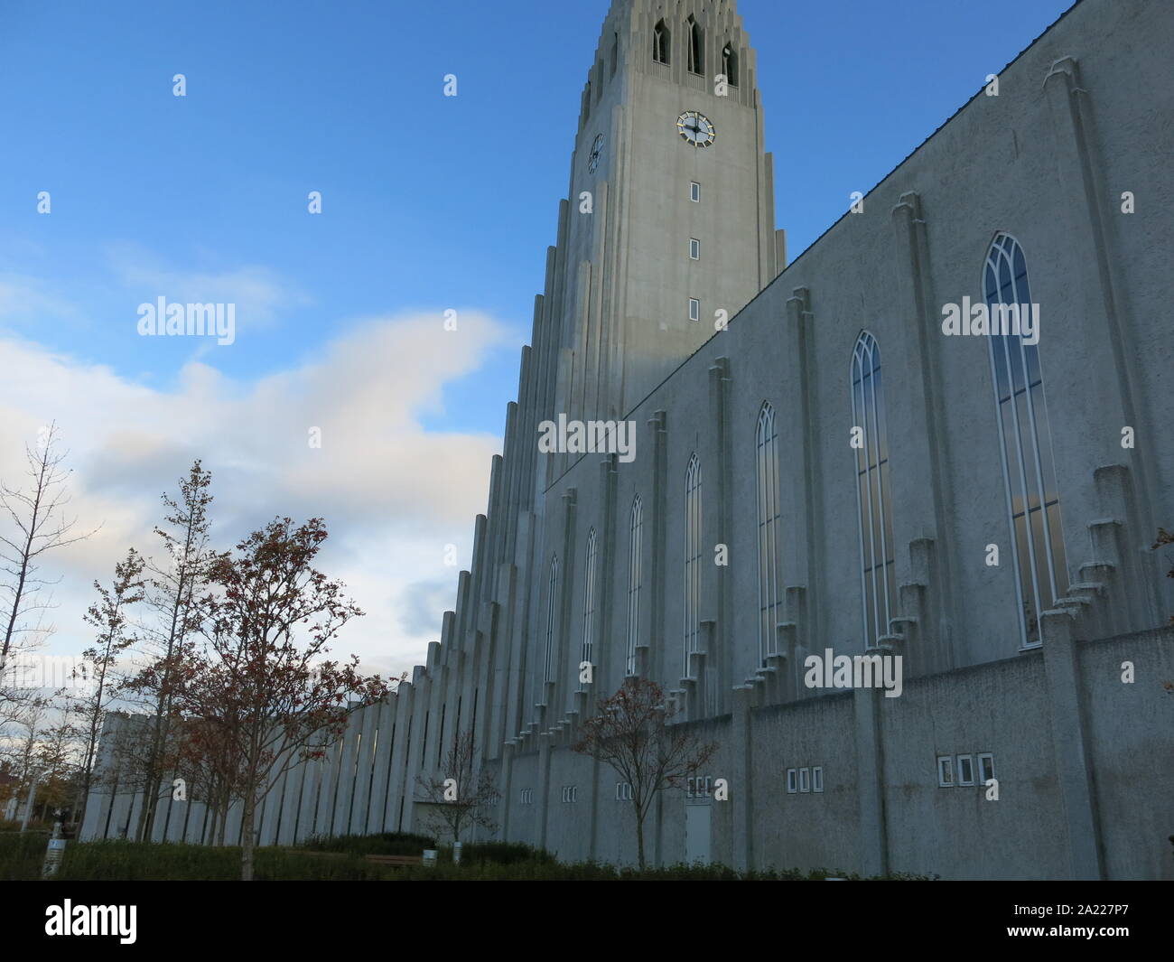 Dominating the Reykjavik skyline, the Lutheran church, Hallgrimskirkja ...