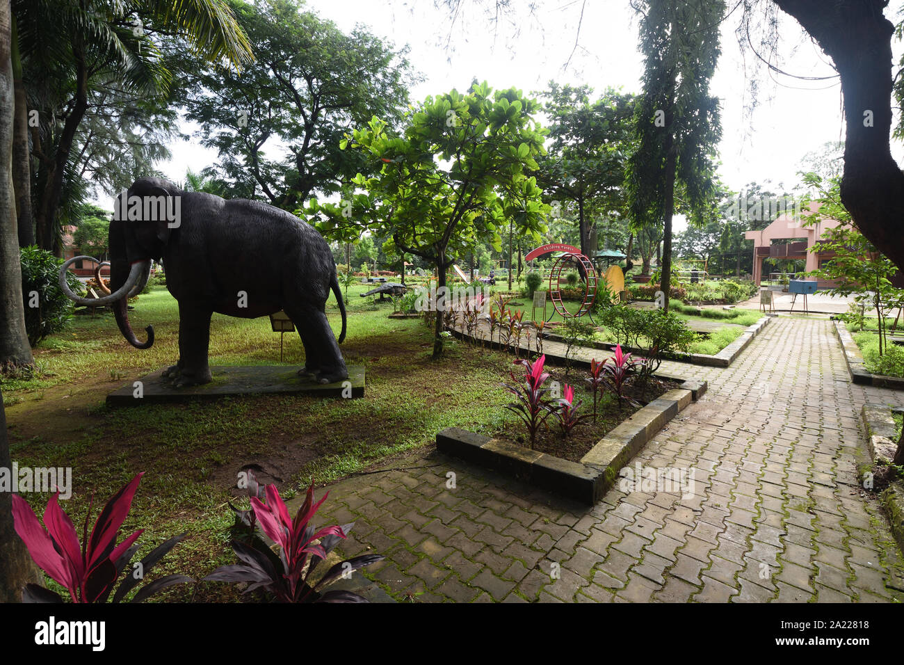 Prehistoric Eliphant - fibreglass statues at the Science Park, Goa ...
